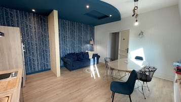 Apartamento urbano, suíte, vista para o jardim | Cozinha privada | Geladeira, cafeteira/chaleira, chaleira elétrica, produtos de limpeza
