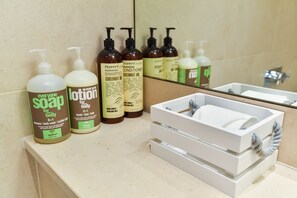 Apartamento Comfort, 1 quarto | Casa de banho | Uma combinação polibã/banheira, artigos de higiene pessoal grátis 