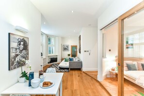 Apartamento Comfort, 1 quarto | Sala de estar | TV de ecrã plano 