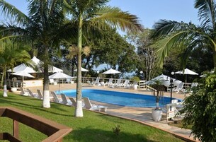 Piscina interna, 2 piscinas externas, guarda-sóis, espreguiçadeiras
