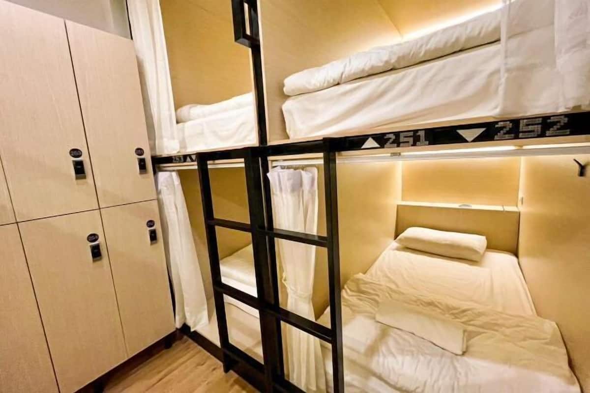 Lençóis de algodão egípcio, camas de colchão pillowtop, cofre no quarto