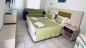 Quarto Triplo Standard | Cofre no quarto, secretária, Wi-fi grátis, roupa de cama fornecida