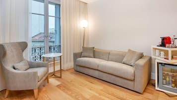 Minibar, cofre no quarto, secretária, quartos insonorizados
