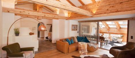 Apartamento Superior em Condomínio Fechado, 3 quartos, lareira | Sala de estar | TV de ecrã plano, brinquedos