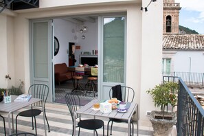 Pequeno-almoço tipo buffet incluído 