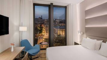 Quarto Standard, vista para o jardim | Edredões de penas, minibar, cofre no quarto, secretária