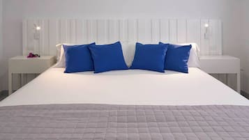 Apartamento, 2 quartos, sacada, vista para o mar | Cofres nos quartos, ferros/tábuas de passar roupa, berço de viagem
