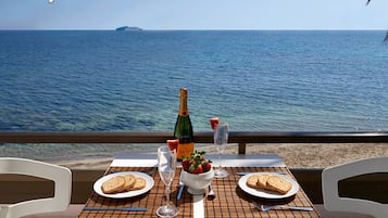 Apartamento família, 1 quarto, sacada, vista para o mar | Vista do quarto