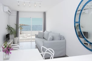 Apartamento, 1 quarto, terraço, de frente para a praia | Cozinha privada | Geladeira, micro-ondas, cooktop, cafeteira/chaleira