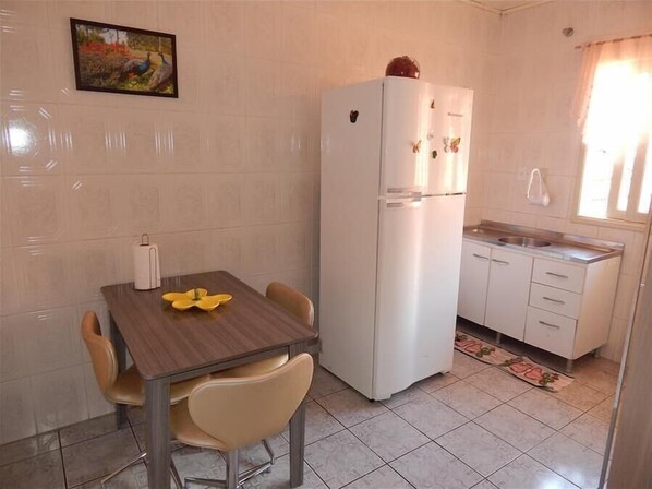 Apartamento Standard, 3 quartos | Cozinha privada | Um frigorífico/congelador grande, um micro-ondas, uma placa de cozinha 