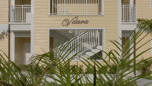 Um edifício com varandas e escadaria.
