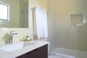 Condo grand, 2 quartos | Banheiro | Chuveiro/banheira combinados, produtos de toalete grátis