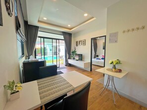 Honeymoon Villa with Garden View | Sala de estar | Televisor de ecrã plano de 42 polegadas com canais por cabo, televisor