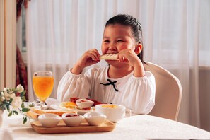 Pequeno-almoço tipo buffet diário mediante uma taxa 