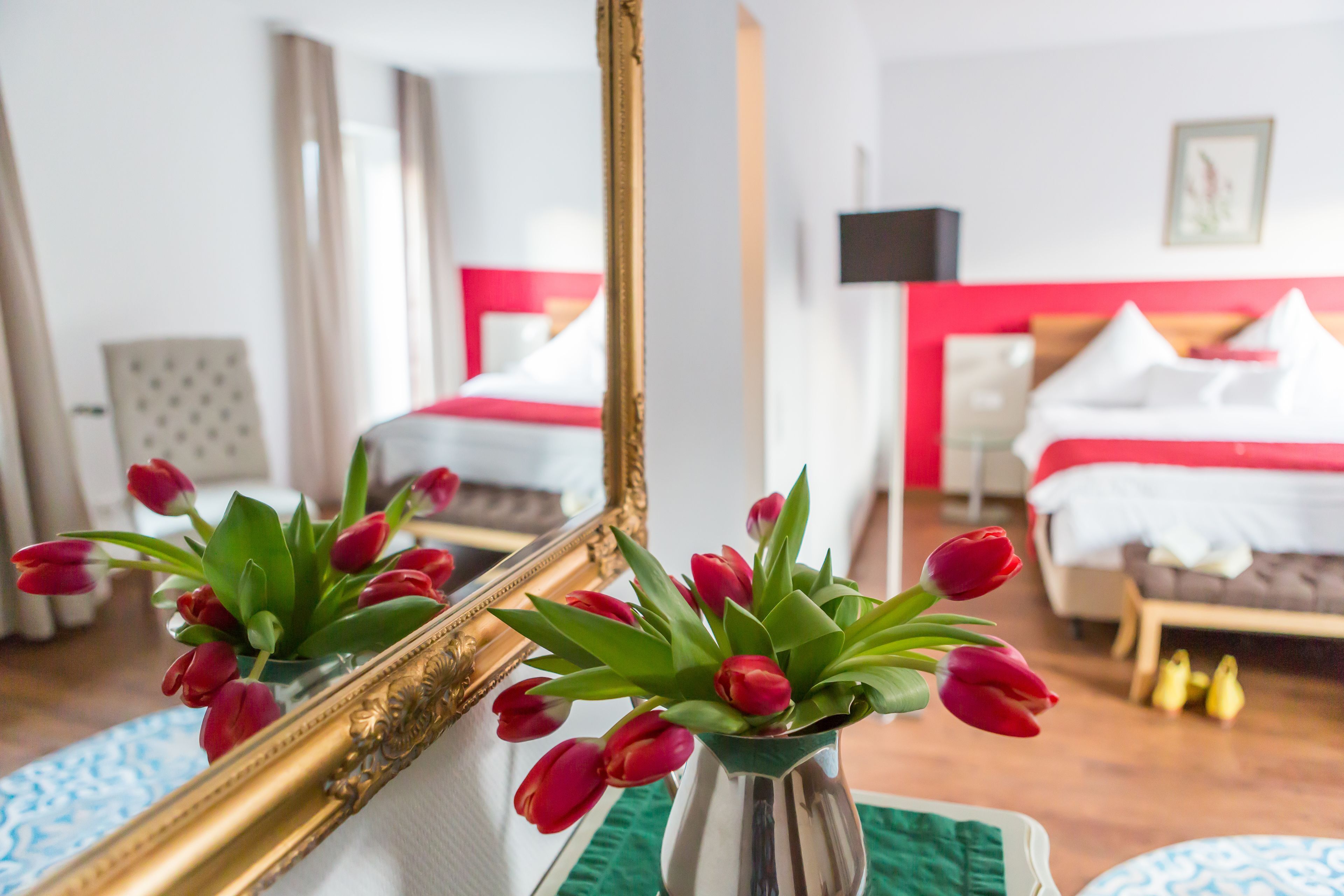 Roupas de cama premium, cofres nos quartos, escrivaninha