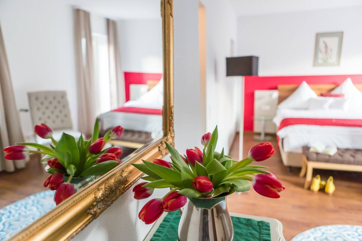 Roupas de cama premium, cofres nos quartos, escrivaninha