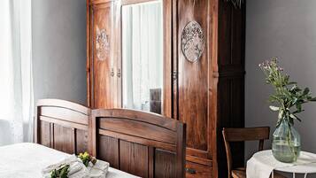 Quarto quádruplo, 1 quarto, no jardim | Escrivaninha, Wi-Fi de cortesia, roupa de cama