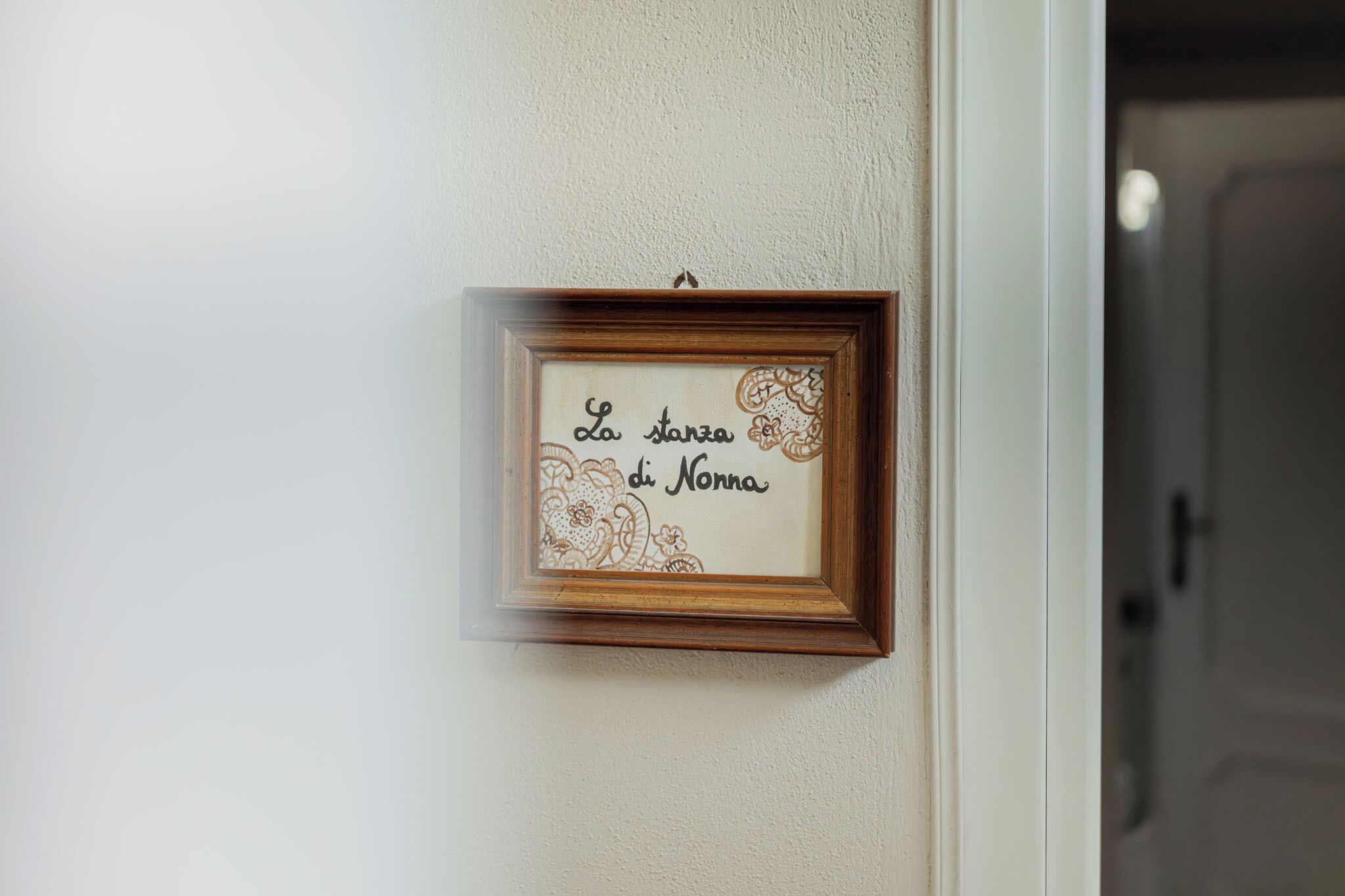 Uma placa emoldurada com texto na parede.