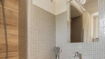 Quarto Duplo Básico para 1 Pessoa, 1 quarto, junto ao jardim | Casa de banho | Um polibã, artigos de higiene pessoal grátis, um secador de cabelo