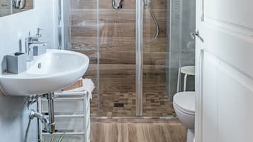 Quarto Duplo Deluxe, 1 quarto, junto ao jardim | Duche na casa de banho