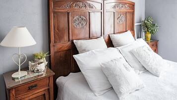 Quarto quádruplo, 1 quarto, no jardim | Escrivaninha, Wi-Fi de cortesia, roupa de cama