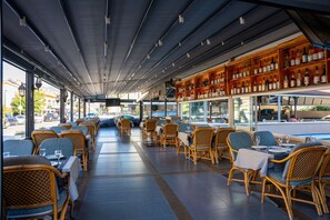 Pequenos-almoços, almoços, jantares servidos, cozinha turca 