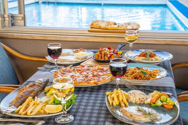 Pequenos-almoços, almoços, jantares servidos, cozinha turca 