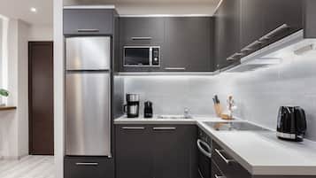 Apartamento Elite, 1 cama queen-size e sofá-cama, varanda | Cozinha privada | Um frigorífico, um micro-ondas, um forno, uma placa de cozinha