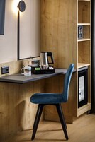 Frigobar, cofres nos quartos, escrivaninha, cortinas blackout