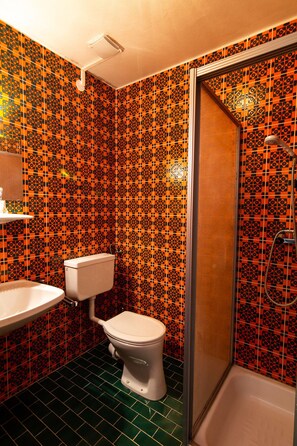 Quarto solteiro standard | Banheiro | Chuveiro, produtos de toalete grátis, secador de cabelo 