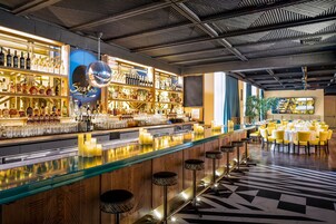 Jantares servidos, com espaço para refeições ao ar livre 