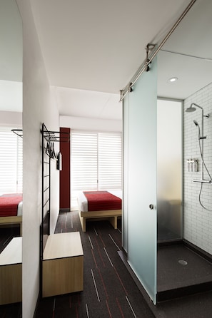 Cofres nos quartos, escrivaninha, ferros/tábuas de passar roupa, Wi-Fi