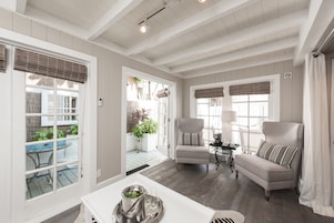 Suite Premier, 1 cama king-size e sofá-cama, pátio, junto ao jardim (Room 16) | Sala de estar | TV de ecrã plano