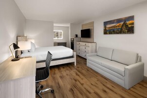 Suite, 1 cama queen-size, não fumadores | Roupa de alta qualidade, cofre no quarto, secretária 