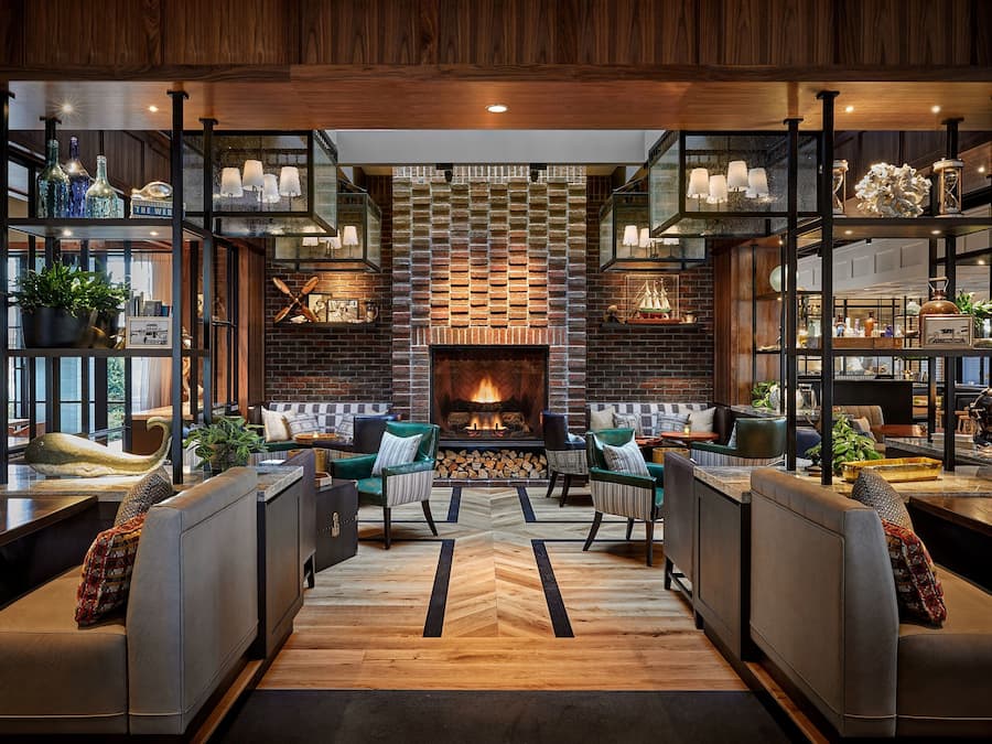 Este bar no terraço do hotel, com vista para o oceano