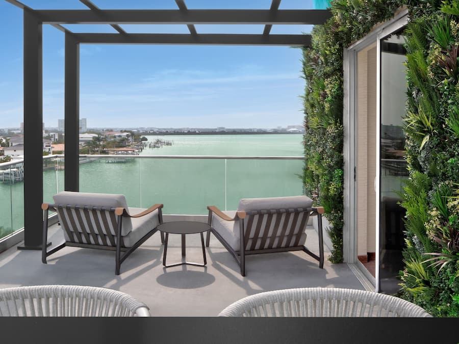 Secretária, cortinas/cortinados opacos, ferro/tábua de engomar