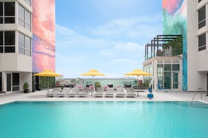 Piscina externa, funciona das 8h às 22h, guarda-sóis, espreguiçadeiras