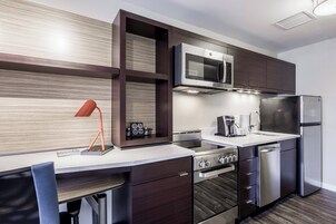 Suite, 1 quarto | Cofre no quarto, secretária adequada para computadores portáteis