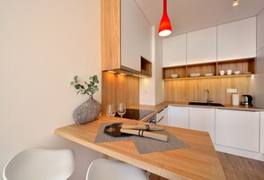 Quarto Deluxe, 1 quarto, Vista para a cidade | Cozinha privada | Um frigorífico, um forno, uma máquina de lavar louça
