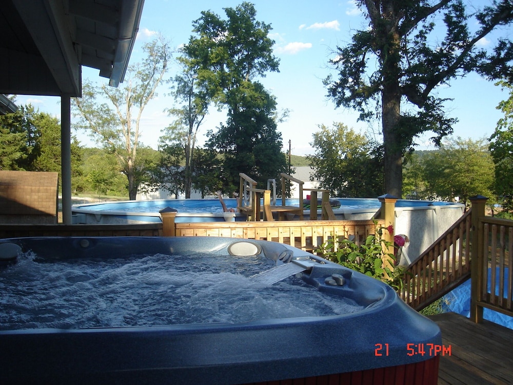 Quiet, Private, 2 Acres To Enjoy And Still Close To Everywhere You Want To Go. - Fayetteville, AR