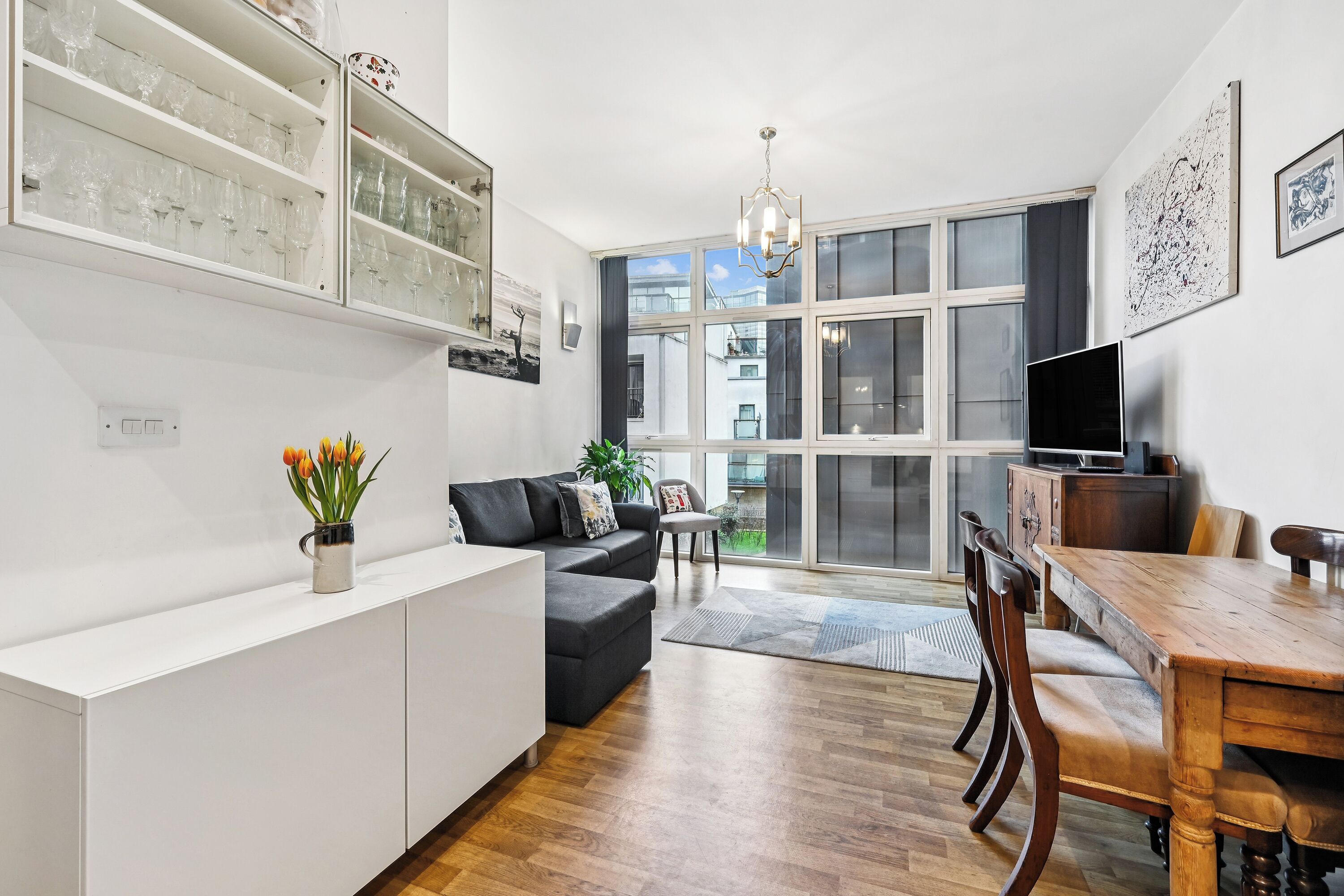 Discover Riverside Comfort At Tate Britain: Stylish 1-bed Apartment (Sleeps 4) - Victoria Station - London