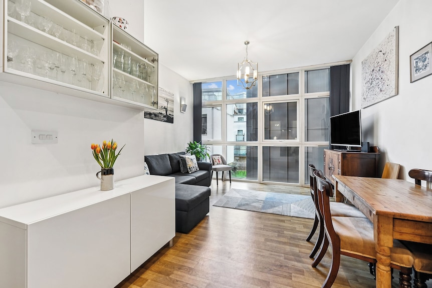 Discover Riverside Comfort At Tate Britain: Stylish 1-bed Apartment (Sleeps 4) - Victoria Station - London