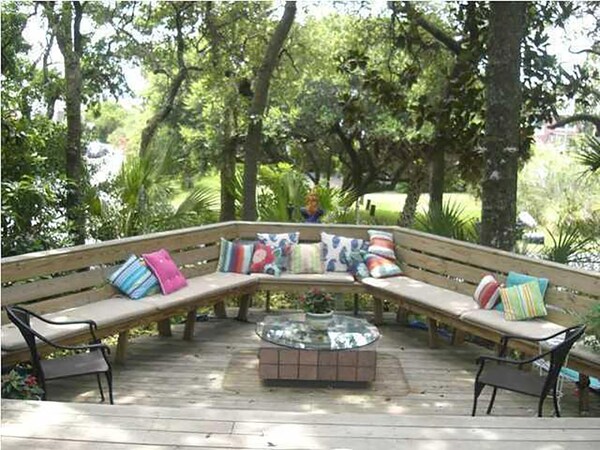 Romantic, Cozy Cottage Nestled Amongst Live Oaks & Palms, A Block From Beach. - Folly Beach, SC
