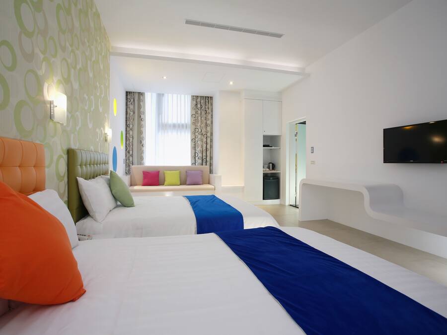 Quarto Quádruplo Comfort, Vista para a cidade (Min occupancy 2 people) | Secretária, cortinas/cortinados opacos, quartos insonorizados