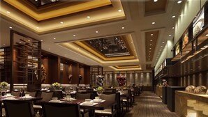 Um restaurante amplo com várias mesas e cadeiras, piso de madeira e design de teto moderno com claraboias.