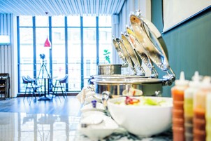 Pequeno-almoço tipo buffet diário mediante uma taxa 