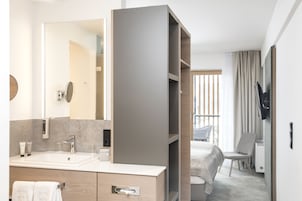 Quarto Duplo ou Twin Standard, 1 quarto, varanda, vista para a montanha | Casa de banho | Artigos de higiene pessoal grátis, um secador de cabelo, roupões