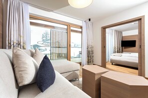 Cofres nos quartos, escrivaninha, cortinas blackout