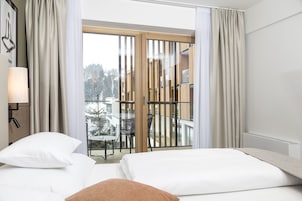 Quarto Duplo ou Twin Standard, 1 quarto, varanda, vista para a montanha | Roupa hipoalergénica, cofre no quarto, secretária
