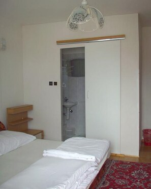 Quarto Duplo Económico | Wi-fi grátis, roupa de cama fornecida